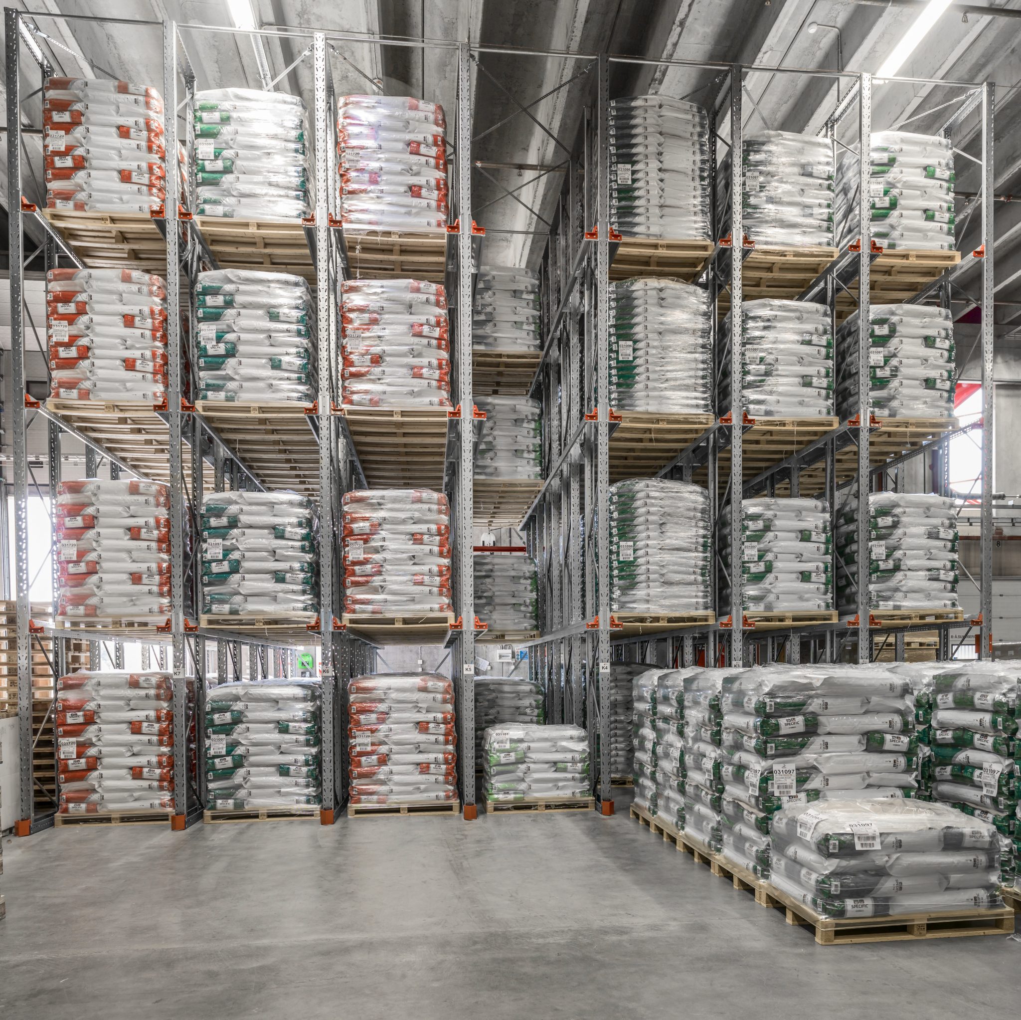 Cubic drive-in pallet racking creates more storage space EAB