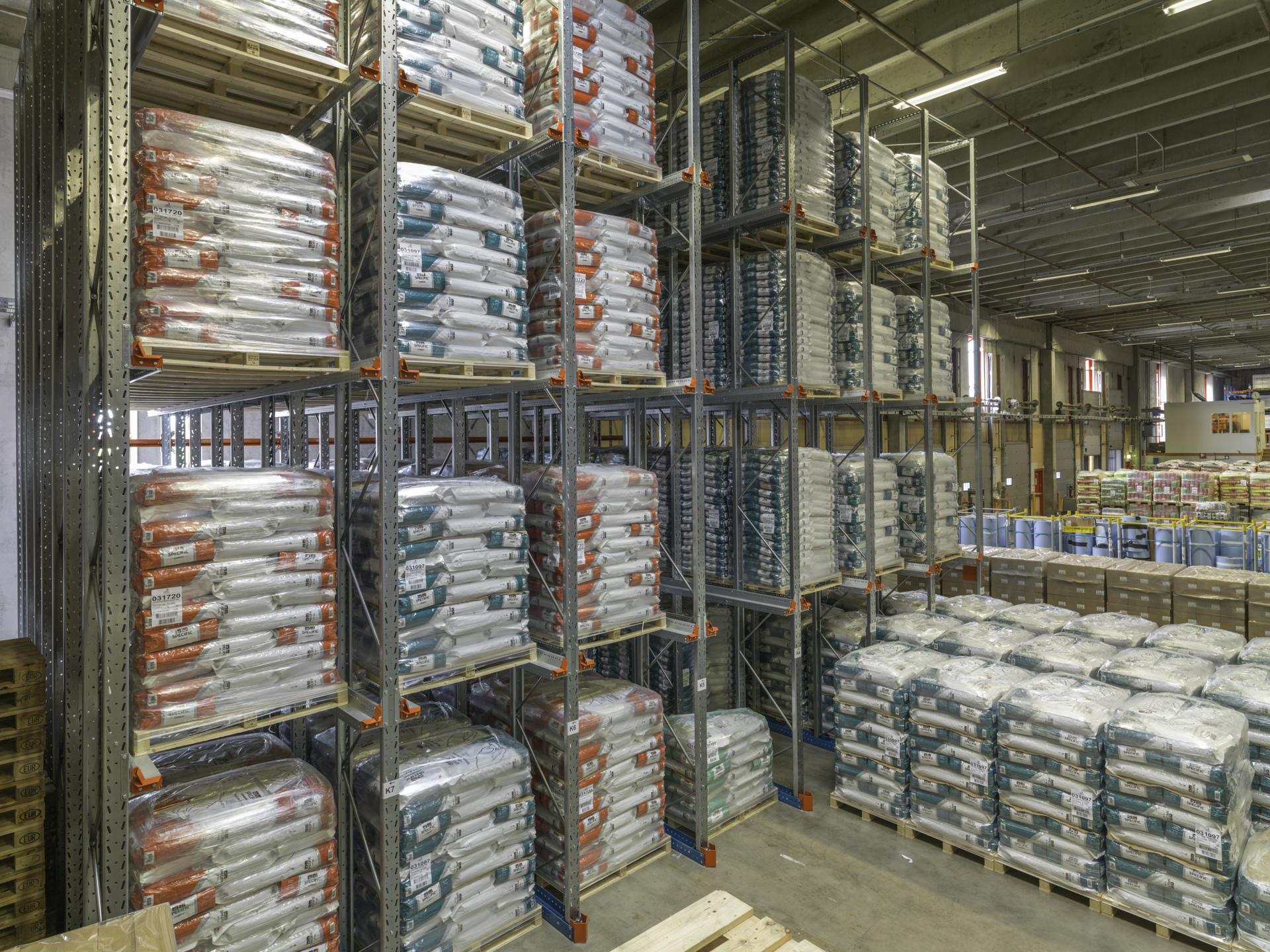 Cubic drive-in pallet racking creates more storage space EAB